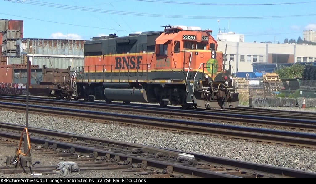 BNSF 2326 switching around
